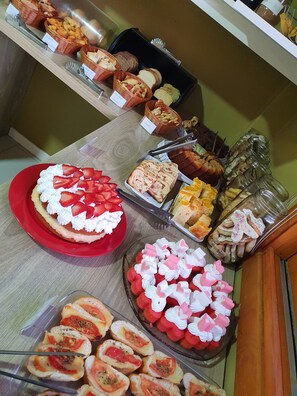 Café da manhã com buffet grátis todos os dias