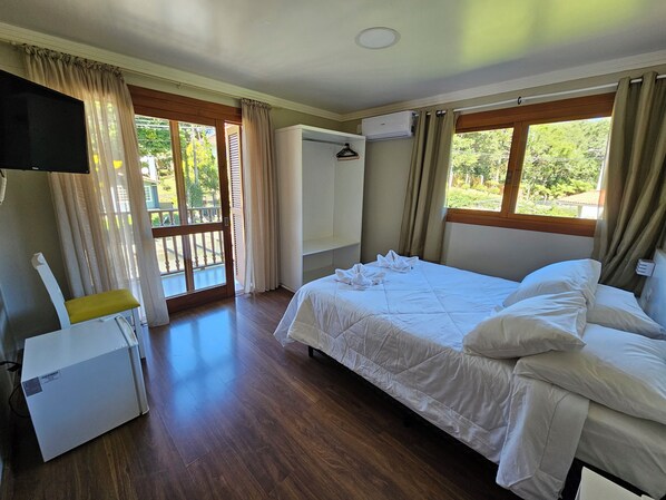 Apartamento, 1 cama de casal | Frigobar, escrivaninha, Wi-Fi de cortesia, roupa de cama