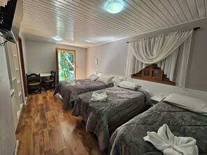 Apartamento, várias camas | Banheiro | Chuveiro, secador de cabelo, toalhas de banho