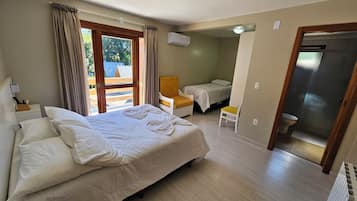 Apartamento, várias camas | Minibar, secretária, Wi-fi grátis, roupa de cama fornecida