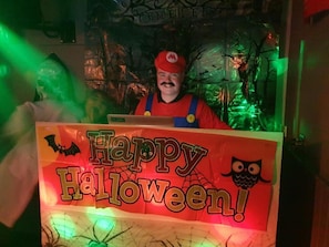 Decoração temática de Halloween com um letreiro que diz 'Feliz Halloween!'