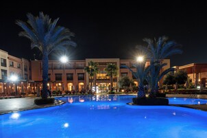 3 piscinas externas, guarda-sóis, espreguiçadeiras