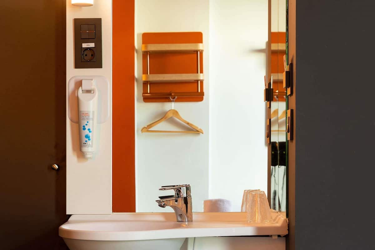 Escrivaninha, quartos à prova de som, Wi-Fi de cortesia, roupa de cama