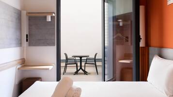 Escrivaninha, quartos à prova de som, Wi-Fi de cortesia, roupa de cama