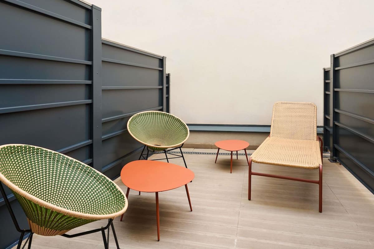 Quarto standard, 1 cama de casal, varanda | Escrivaninha, quartos à prova de som, Wi-Fi de cortesia, roupa de cama