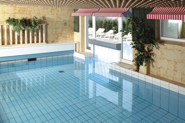Piscina interior, piscina exterior, guarda-sóis, espreguiçadeiras