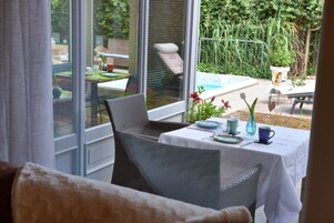 Terraço com espreguiçadeiras