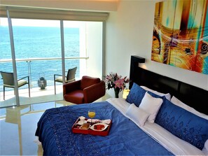 Apartamento premium, 3 quartos, de frente para o mar | 3 quartos, roupas de cama premium, cofres nos quartos, escrivaninha