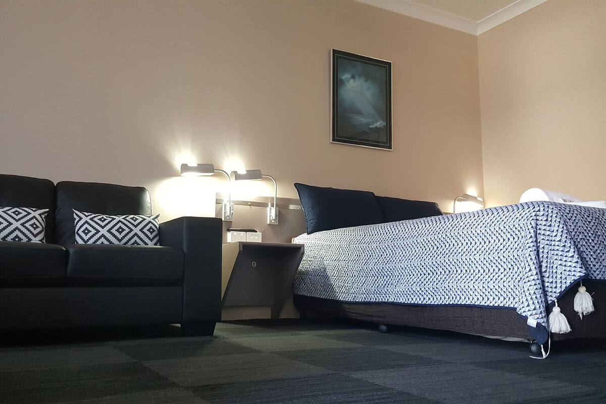 Quarto Deluxe, 1 cama queen-size | Secretária, ferro/tábua de engomar, roupa de cama fornecida