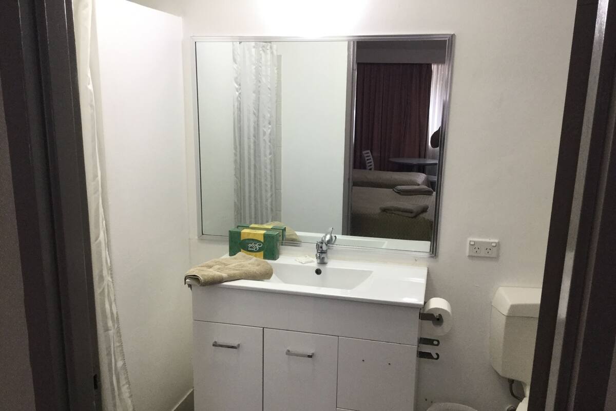 Quarto Deluxe, várias camas | Casa de banho | Um polibã, um secador de cabelo (mediante pedido), toalhas fornecidas