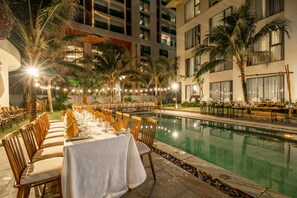 Piscina externa, funciona das 6h às 17h, espreguiçadeiras