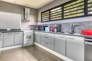 Pequenos-almoços e jantares servidos, com vista para a piscina