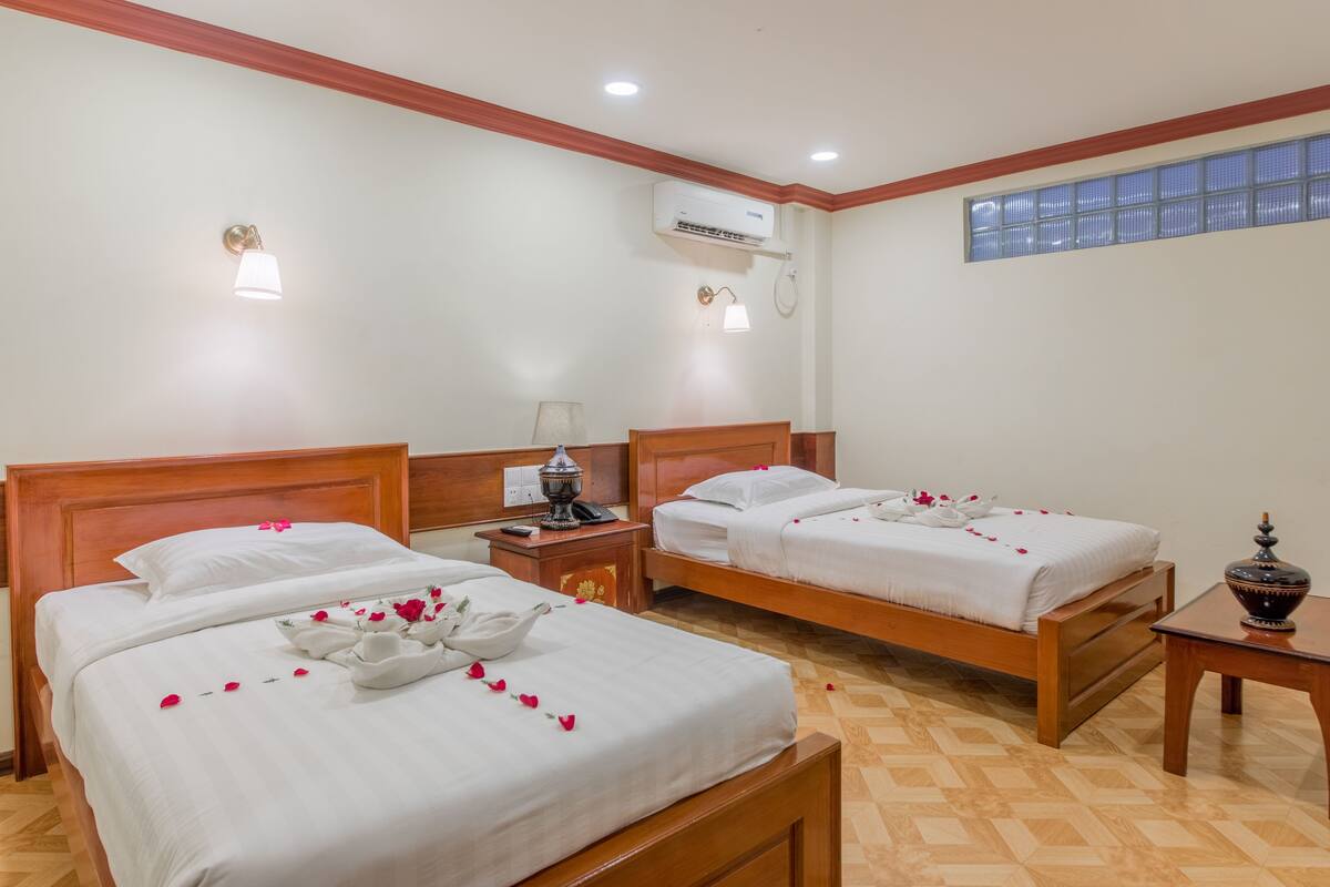 Quarto Duplo ou Twin Superior | Sala de estar | TV de ecrã plano