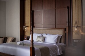 Quarto júnior, 1 cama King | Cofres nos quartos, espaço de trabalho para notebook, cortinas blackout