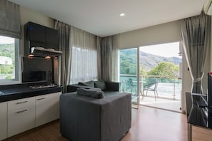 Two Bedroom Apartment with Ocean View | Cofre no quarto, secretária, cortinas/cortinados opacos 