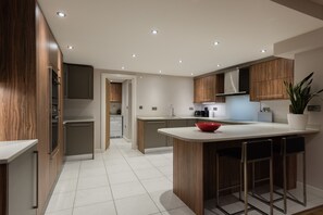 Casa (3 Bedrooms) | Cozinha privada | Um frigorífico, um micro-ondas, um forno, uma placa de cozinha