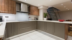 Casa (3 Bedrooms) | Cozinha privada | Uma cafeteira/bule, um frigorífico, um micro-ondas, um forno 