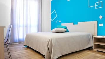 Quarto Triplo, varanda | Roupa de alta qualidade, edredões de penas, secretária