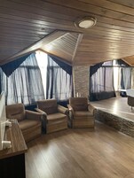 Suíte luxo, 1 quarto, terraço, vista para a cidade | Espaço de trabalho para notebook, quartos à prova de som, berços grátis