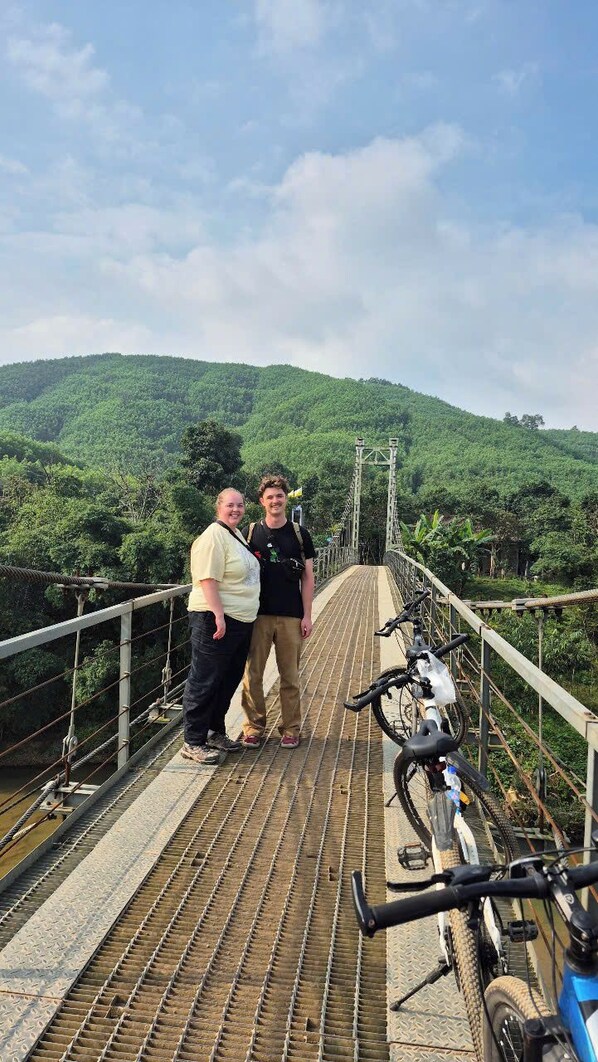 Uma ponte suspensa com grades e passarela de metal.