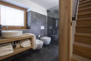 Quadrupla Active | Casa de banho | Um polibã, um secador de cabelo, um bidé 