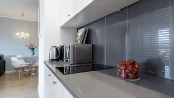 Apartamento | Cozinha privada | Um frigorífico, um micro-ondas, uma placa de cozinha