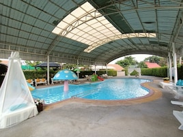 Piscina externa, funciona das 10h às 20h, espreguiçadeiras