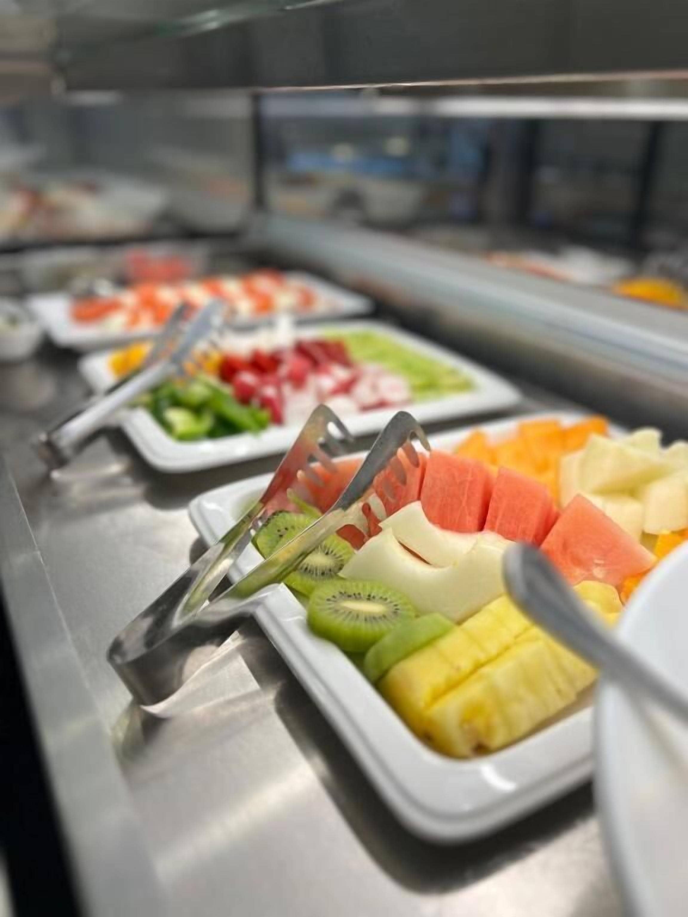 Buffet com diversas frutas e legumes.