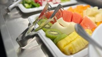 Buffet com diversas frutas e legumes.
