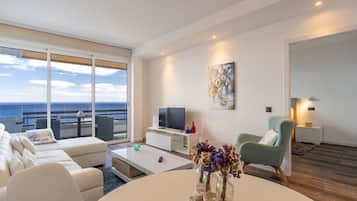 Apartamento Panorâmico, 1 quarto, lanai (alpendre havaiano), vista para o mar | Sala de estar | TV de ecrã plano