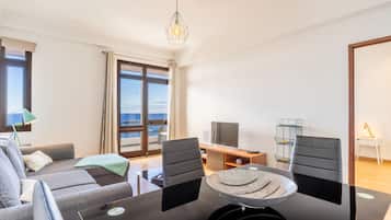 Apartamento Panorâmico, 1 quarto, vista para o mar | Sala | TV de ecrã plano