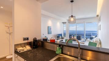 Apartamento Cidade, 1 quarto, vista para o oceano, junto ao mar | Cozinha privada | Um frigorífico/congelador grande, um micro-ondas, um forno