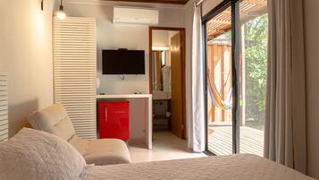 Quarto Triplo Standard | Minibar, cofre no quarto, cortinas/cortinados opacos
