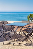 Terraço com espreguiçadeiras