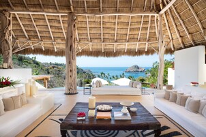 Villa de Luxo, várias camas, vista para a praia (Private Villa Casa Selva) | Sala de estar | Televisor de ecrã plano de 36 polegadas com canais por cabo, televisor 