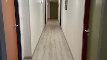Quarto Duplo | Quartos insonorizados, berços/camas para crianças grátis, Wi-fi grátis