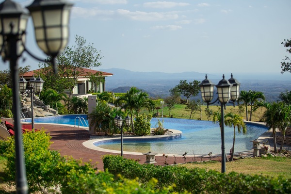 Piscina externa, espreguiçadeiras