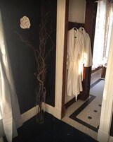 Suite Romântica, 1 cama queen-size, banheira de hidromassagem, junto ao pátio | Lençóis de algodão egípcio, roupa de alta qualidade 