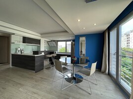 Apartamento Exclusivo, 2 quartos, varanda | Sala de estar | TV de ecrã plano