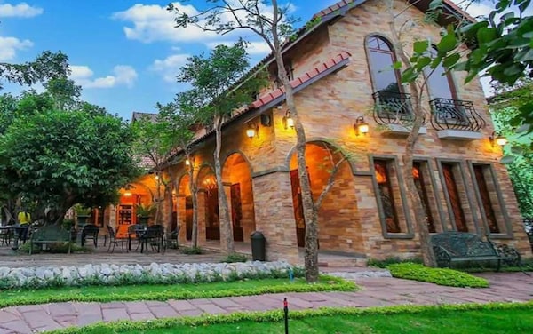 Chateau De Bear Hotel - Nakhon Sawan