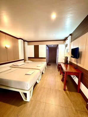 Basic Triple Room ( 3 Single Beds) | Secretária, cortinas/cortinados opacos, quartos insonorizados 