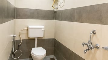 Quarto Duplo Tradicional | Casa de banho | Uma banheira de imersão total, artigos de higiene pessoal grátis