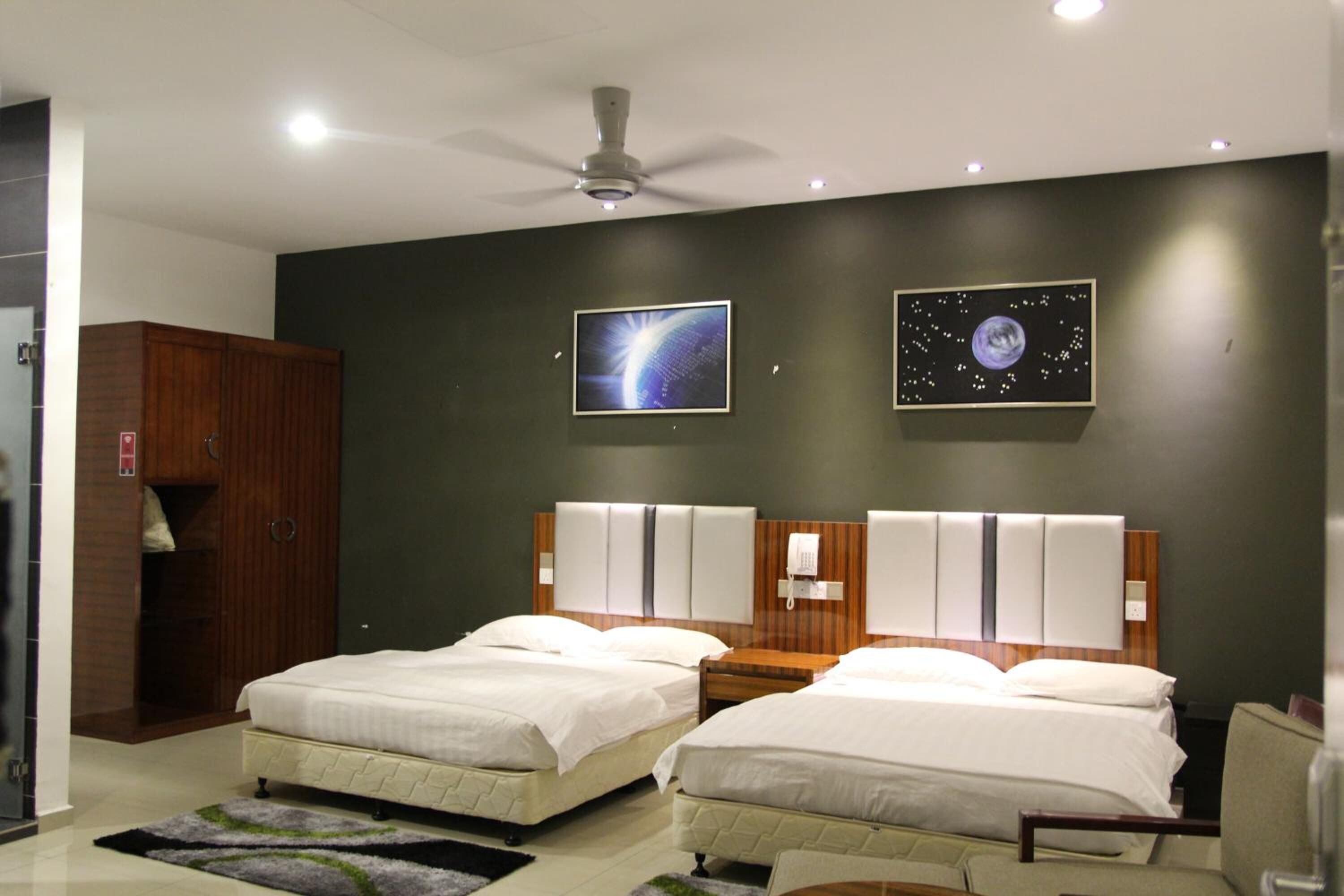 Minibar, cofre no quarto, secretária 