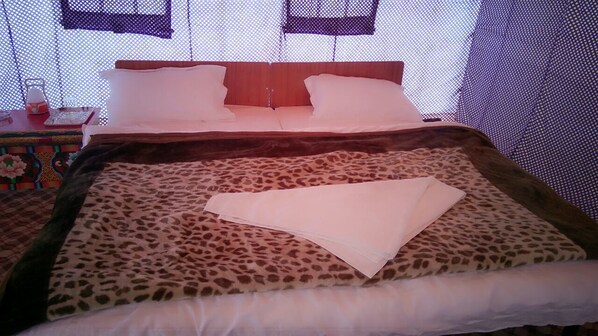 Quarto casal luxo, 1 cama de casal, banheiro privativo, vista para o lago | Vista do quarto