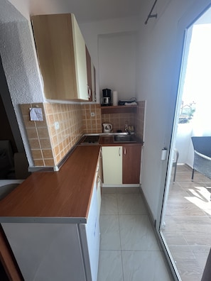 Estúdio família, sacada, vista para o mar | Cozinha privada | Geladeira, cafeteira/chaleira, chaleira elétrica