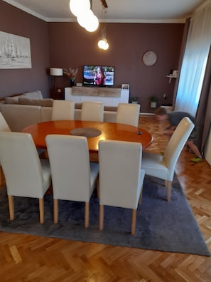 Apartamento família, 2 quartos | Área de estar | TV LCD