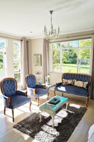 Suite Lua de Mel, 1 cama queen-size, frigorífico, vista para o jardim | Roupa de alta qualidade, secretária 