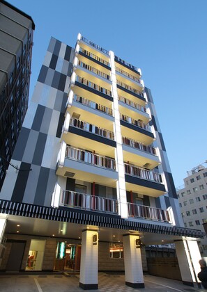 Fachada do alojamento (tarde/noite)