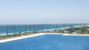 2 piscinas exteriores, guarda-sóis, espreguiçadeiras