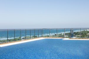 2 piscinas exteriores, guarda-sóis, espreguiçadeiras 